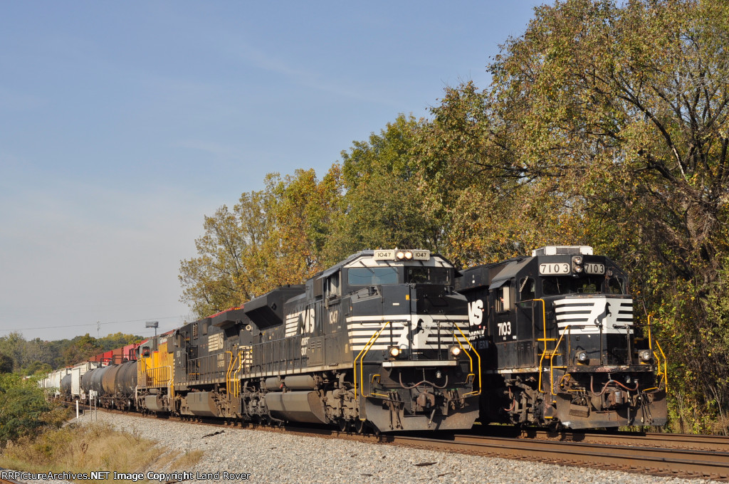 NS 1047 Passing NS 95 G At Parrott St